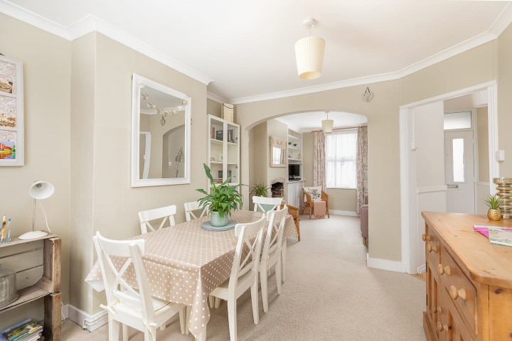Welcoming Riverside Cottage And Garden - Wiltshire