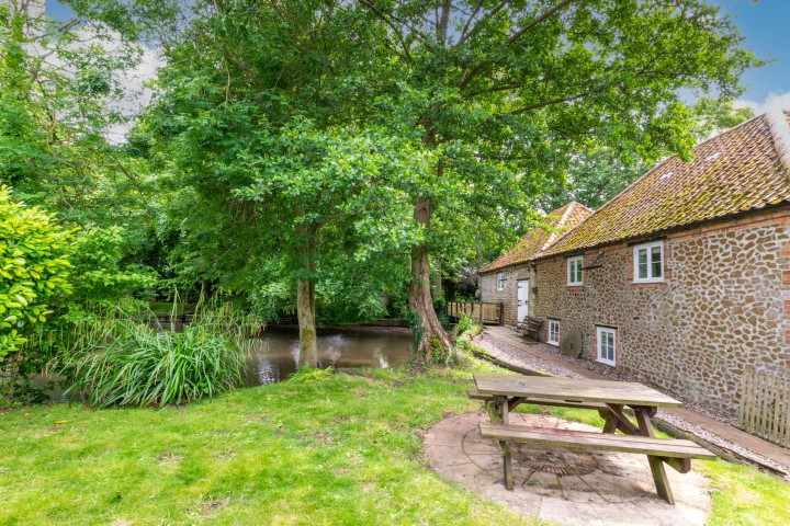Historic Unique Snettisham Watermill: Pets Welcome - Norfolk