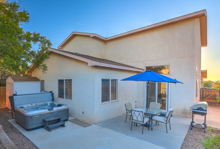 "The Fontana" 4bedrooms,  Hot Tub, Patio Mister,pets Welcome, 5g Fiber Internet! - Albuquerque, NM