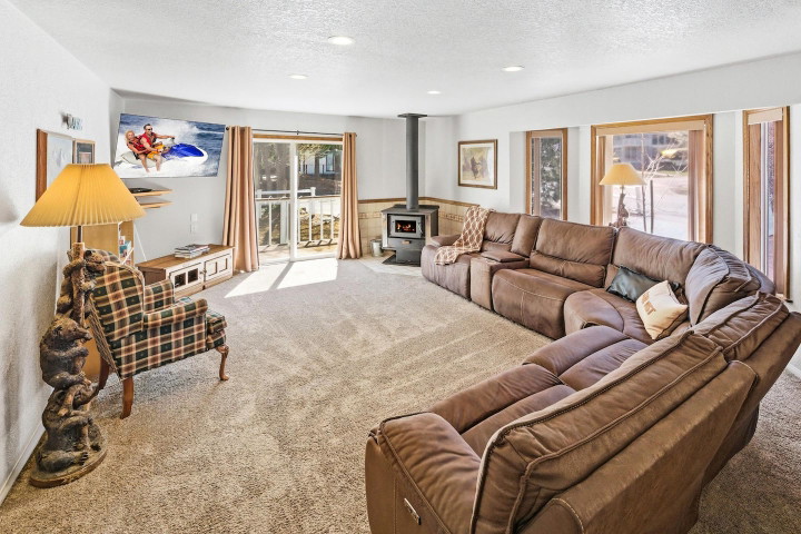 Walk To The Lake! Pool Table! Hot Tub! - California
