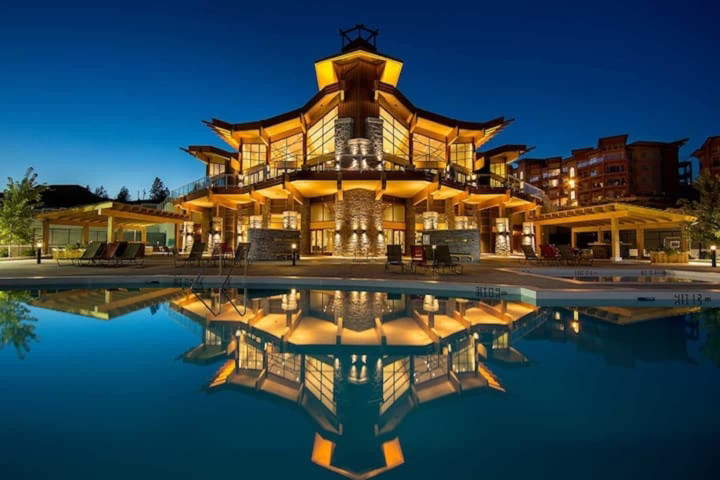 Top Floor W/ Views + Hot Tub, Sauna & Pool - West Kelowna