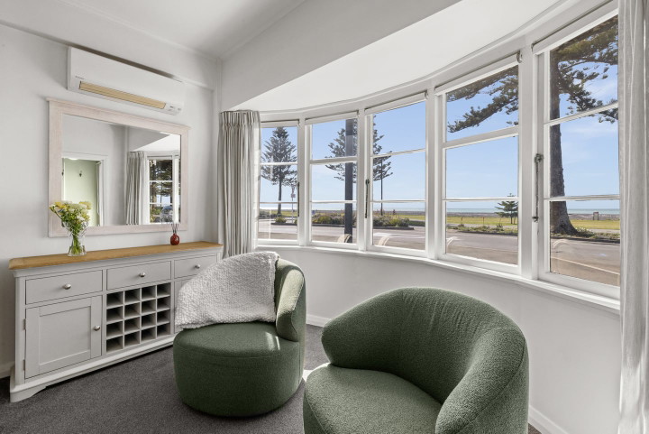 Modern Art Deco Cutie - Napier