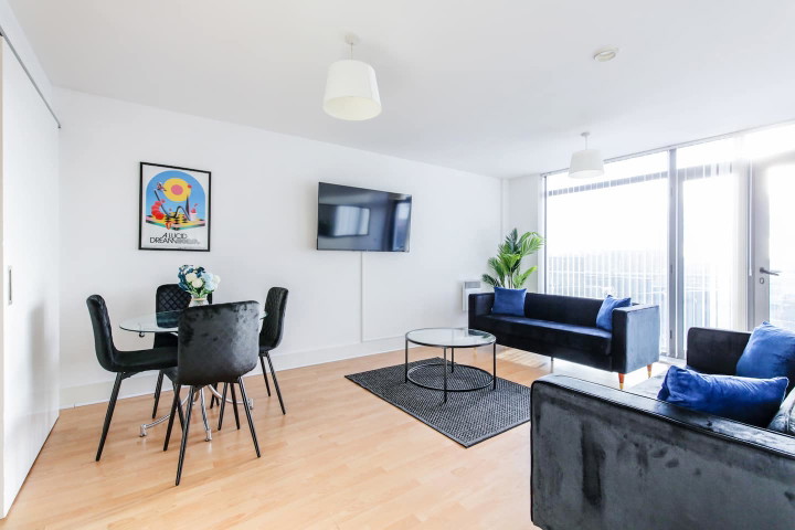 Stylish City Centre Apartment W/ Balcony - Liverpool, UK