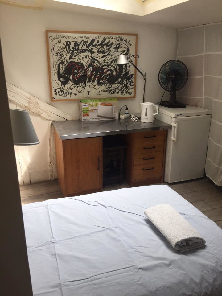 Chambre Calme Et Lumineuse Avec Baignoire Et Wc - Paris