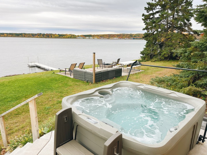 Relaxing Lakeside Home
5 Brdm 7 Beds *Hot Tub* - Houghton, MI