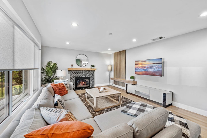 Newly Remodeled Spacious Home Near Ontario Airport - Ontario, CA