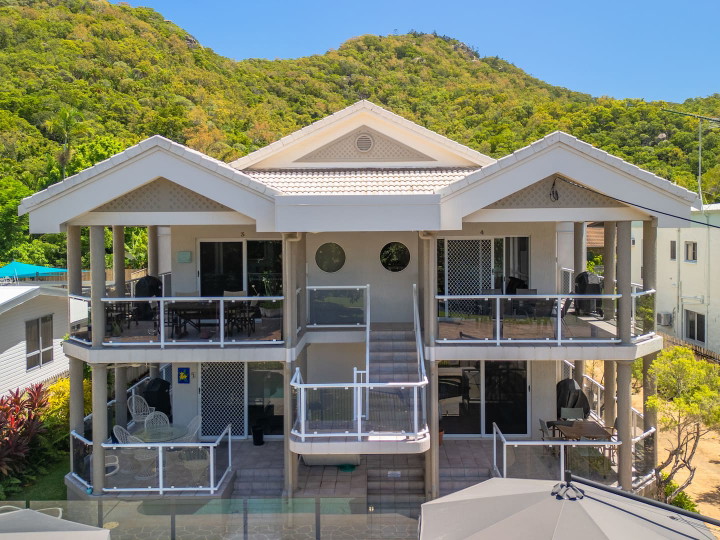 Champagne Four On Magnetic - Magnetic Island