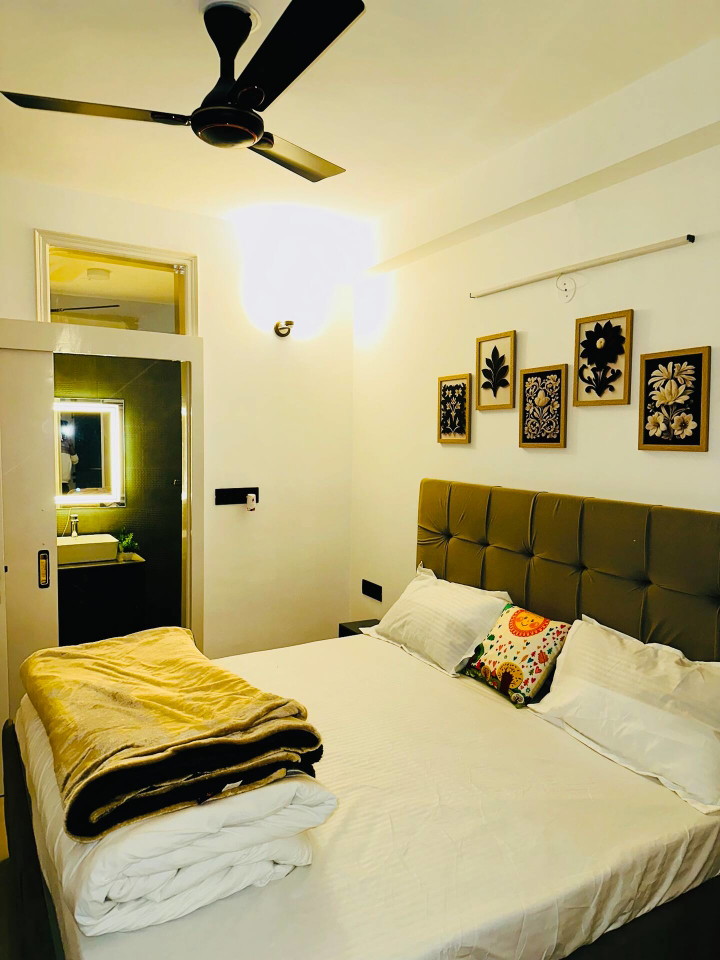 Clean & Cozy 2bhk Near Max & Amity | Noida 104 - Noida