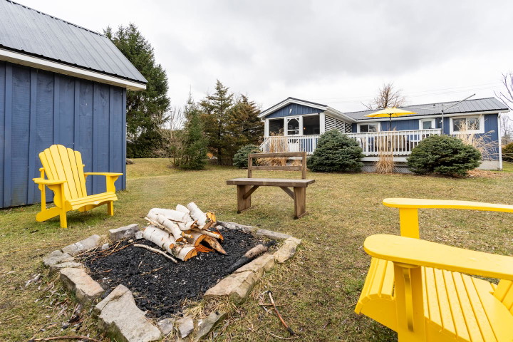 Chardonnay Retreat: A Cozy Escape In Turkey Point - Ontario