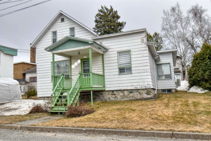 Jolie Maison 3 Ch. Sur 3 éTages+clim +Cour Arrière - Thetford Mines