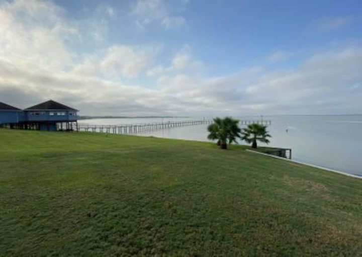 Beautiful Waterfront 2 Bed Condo - Baytown, TX