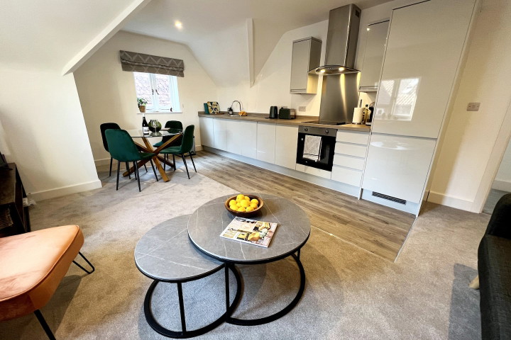 Guildford Luxurious 2 Bed Flat With Parking Space - Guildford