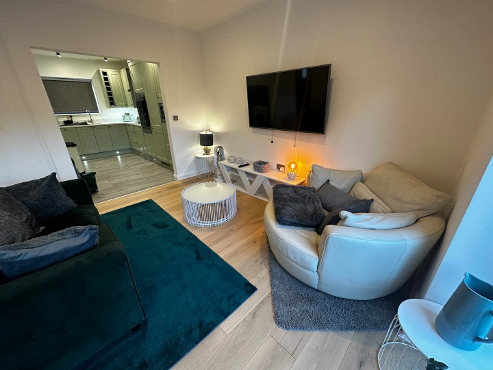 Bijou Bolt-hole Beckons You - Chingford