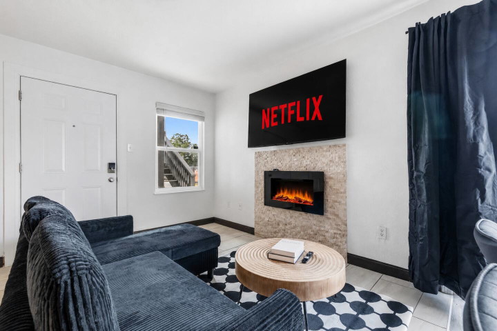 Stylish Studio | Pool | Gym | Firepit - Zionsville, IN