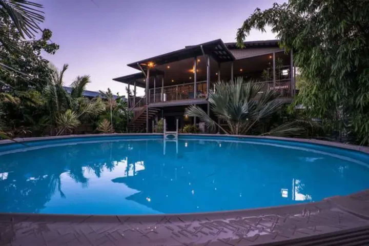 Coconuts - Absolute Beachfront Home - Hideaway Bay