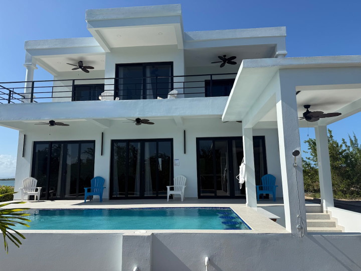 The Club House - Swim Up Bar & Waterfront - Belice