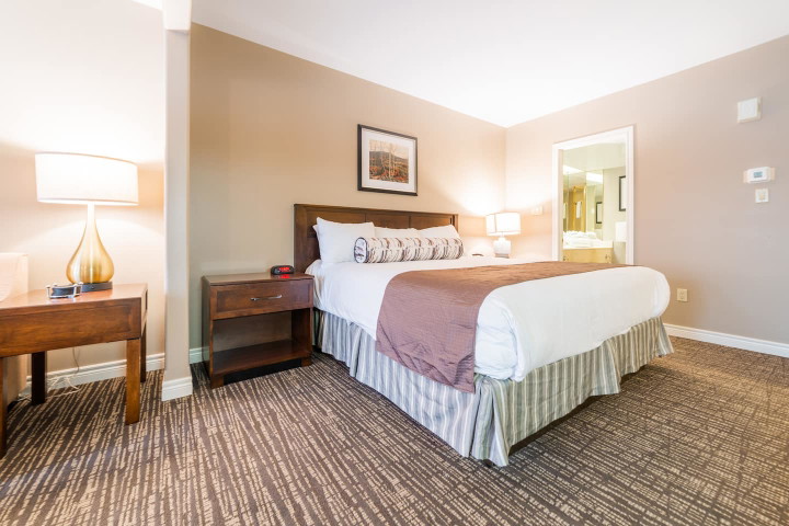 Dual Suites: Ample Space, King Beds, Jacuzzi, Pool - Horseshoe Valley, ON