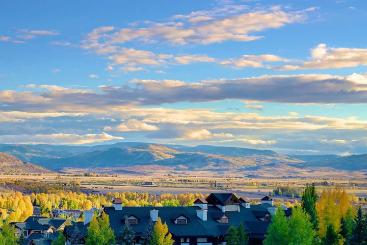 Steps To Mtn/resort/free Town Bus (Across St)+ Heated Pool-hottub-grill-updated-spacious-2 Levels - Steamboat Springs