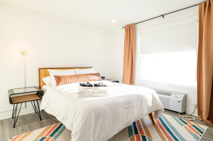 Modern 1-bed Condo: Open Pool With City Access - Lynchburg, VA