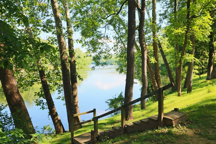 Riverfront Cabin With New Hot Tub - Virginia