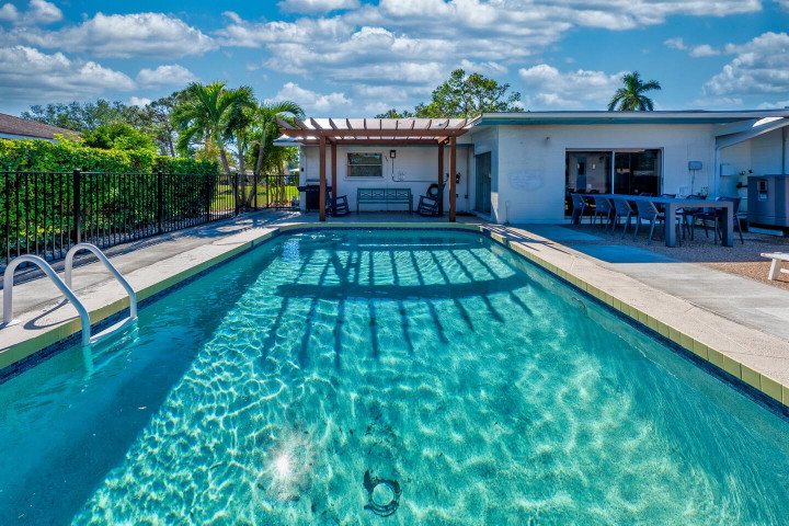 Pond-side Oasis| Pickleball| Pool| Foosball - Anna Maria Island, FL