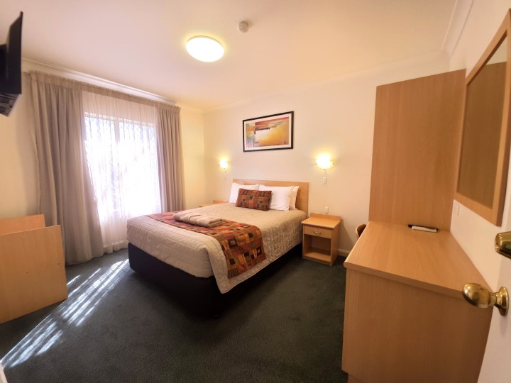 2 Room Unit - 1 Queen & 3 Singles - Dubbo