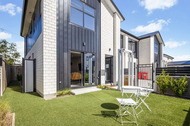 Spacious 3-br House With Garage On Oliver Place - Upper Hutt