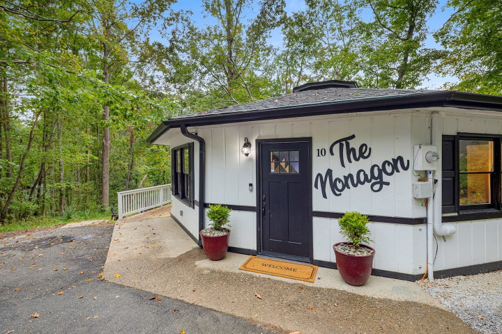 Fun & Funky Deltec Home With Pool Table, Darts - Asheville, NC