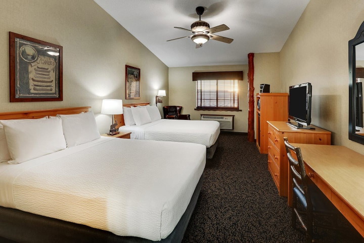 2 Suites W/ Pool Access | 6.7 Mi To Niabi Zoo - Davenport, IA