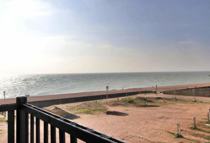 Beachfront Apartment | Sea Views & Near Eurotunnel - Folkestone