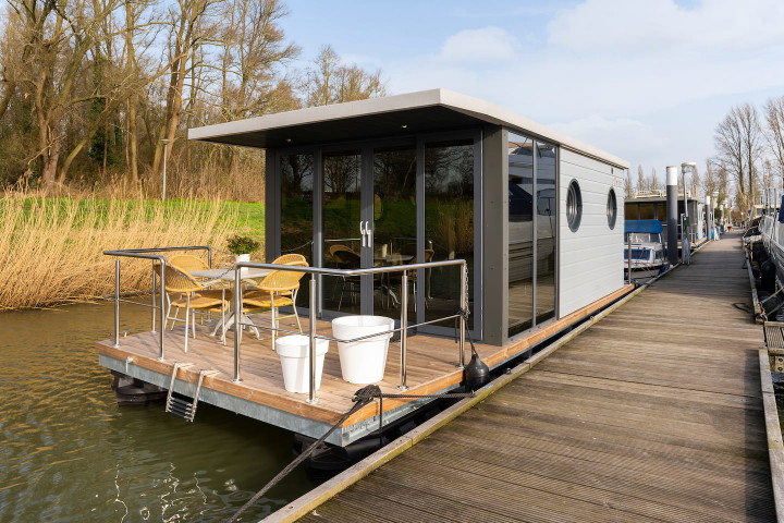 In Een Houseboot In Een Haven Overnachten - Dordrecht