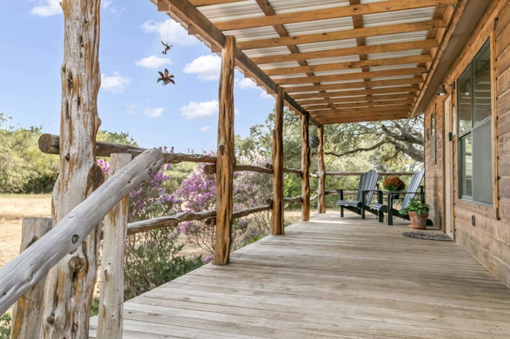 Bunkin Inn | 1/1 Cabin | King Bed | Close To Town - Fredericksburg, TX