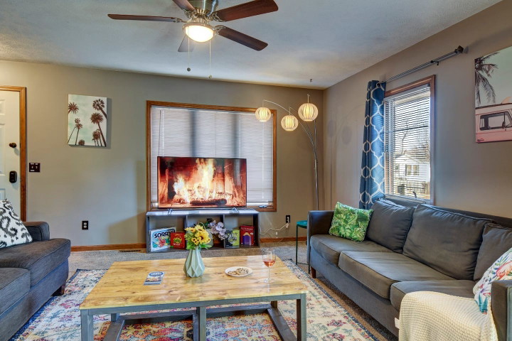 5-bedroom/6-bed Home & Minutes Away By Foot To The Pedestrian Bridge - Council Bluffs, IA