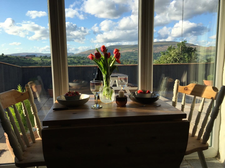 The Bothy: Cosy Cottage With Amazing Mountain View - Crickhowell
