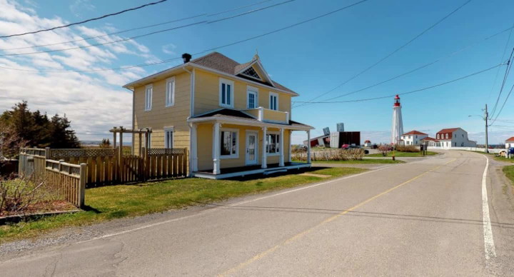 Ancestral House On The Riverfront - Rimouski