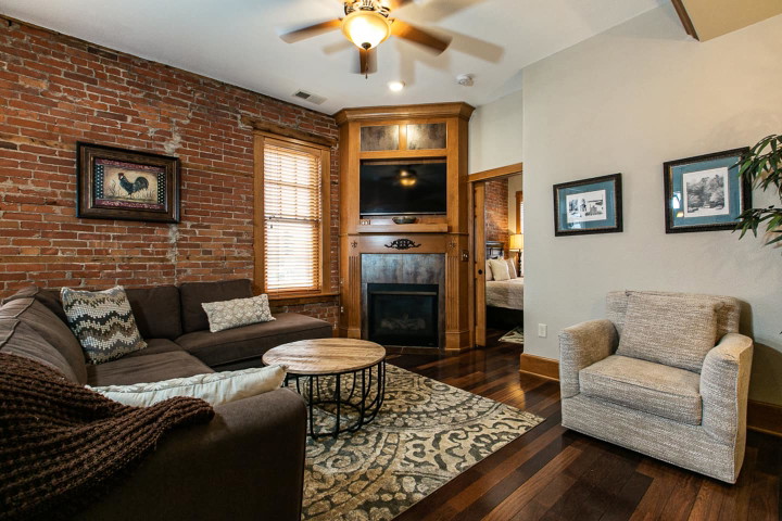 Drake House: Fleur De Lis With Private Hot Tub - Dubuque, IA