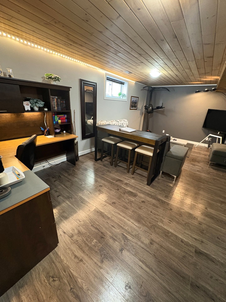 Spacious Private Suite Close To Cfb, Rmc, 401 & Dt - Kingston