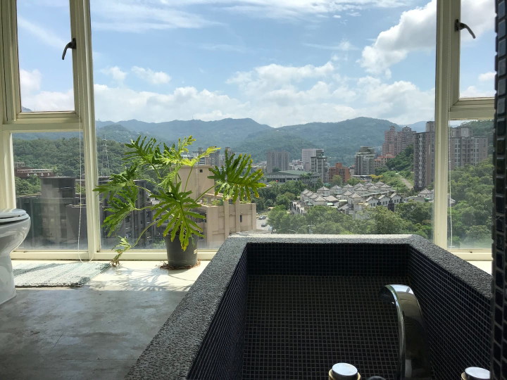 Taipei Apt01. Mrt. Big Bathroom. Mountain View - Taipei