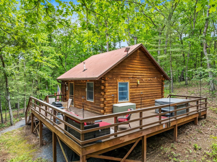 Mallard Creek Cabin -Pets |Wifi |Firepit| Hot Tub - Berkeley Springs, WV