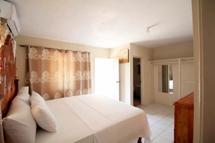 Monthly King With 2tvs, Ac, Full Kitchen & Patio - Jamaica