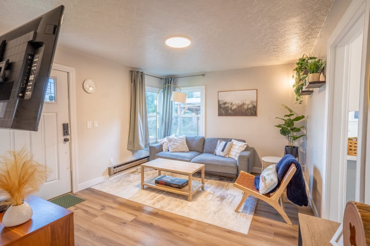 Modern 2br Streamside W/ Deck + Prime Location - Lynnwood, WA