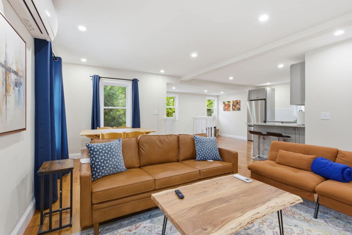 2b1b Newton Centre-walk To Green Line, Close To Bc - Newton, MA