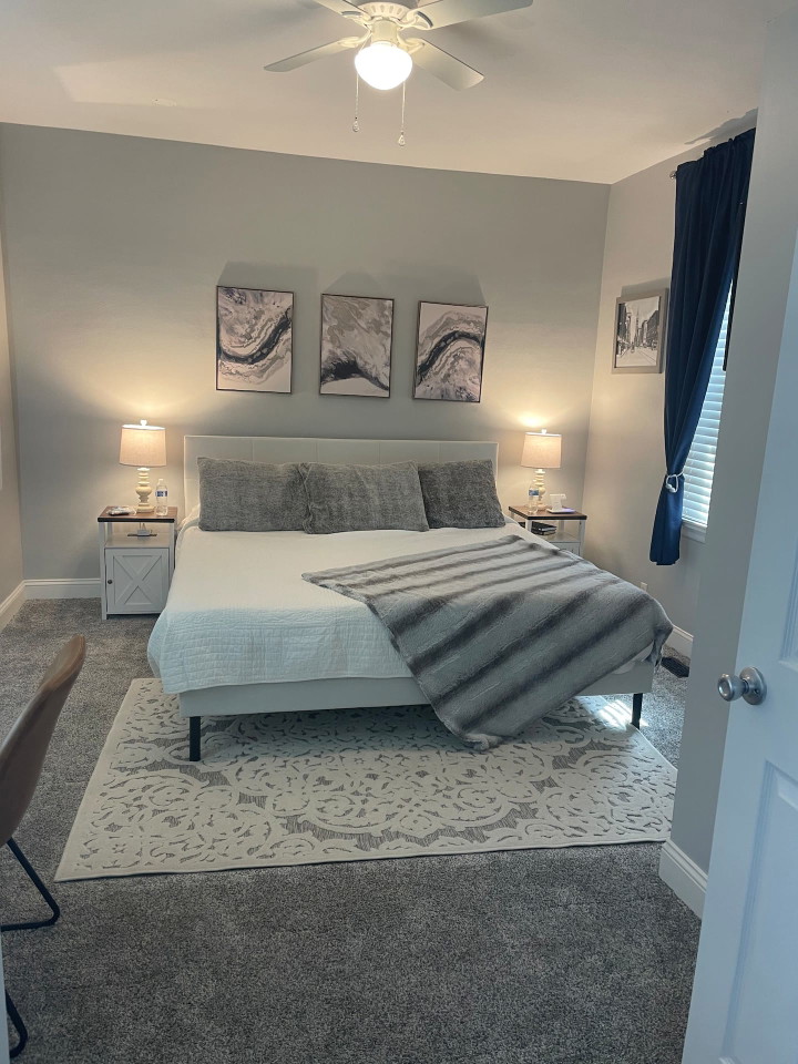 Roomy Oasis With Hot Tub On The Hill! - St. Louis, MO