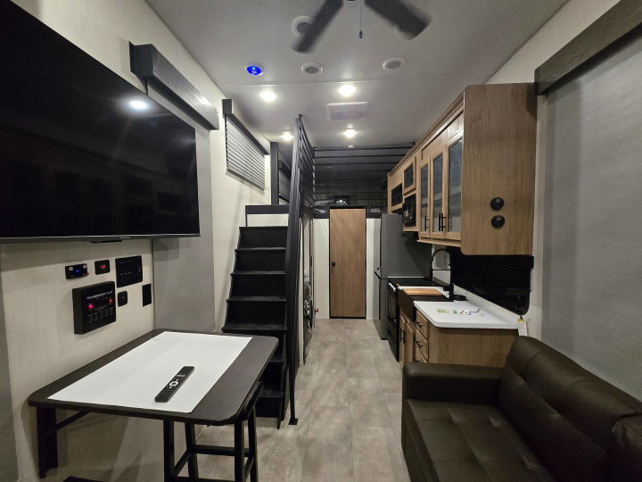 Spacious Luxury Rv Retreat - Lancaster, CA