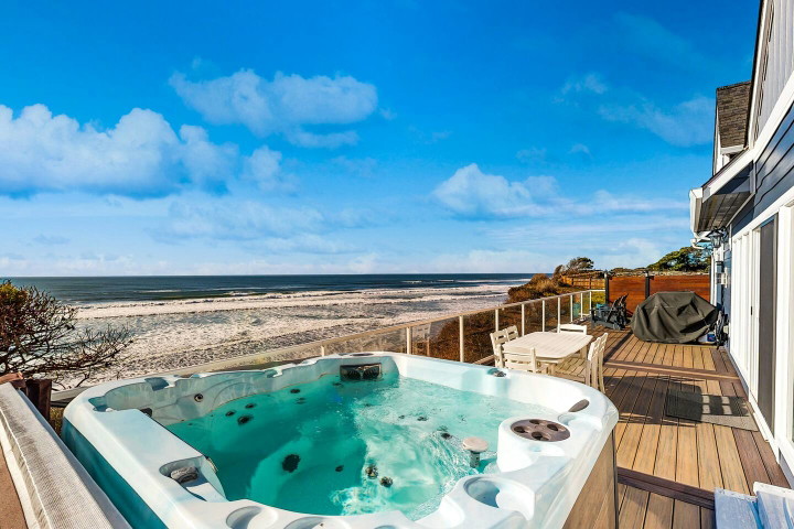 Oceanfront Home, Hot Tub, Deck, Pacific Views - Newport, OR