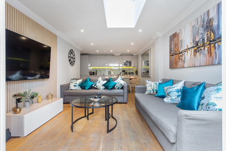 Luxury Split Level Apartment With Private Garden - London