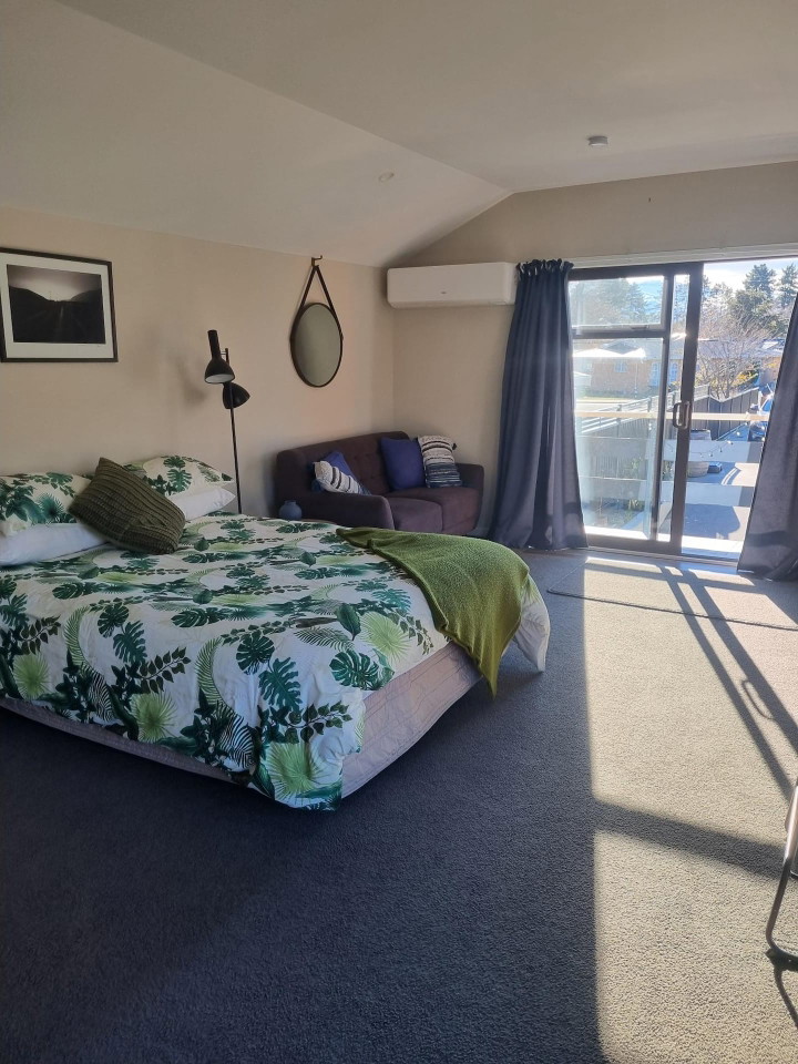 The Apartment:
A Quiet Garden Retreat - クロムウェル
