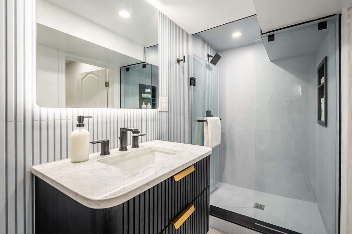 Bright & Modern Private Suite - Markham