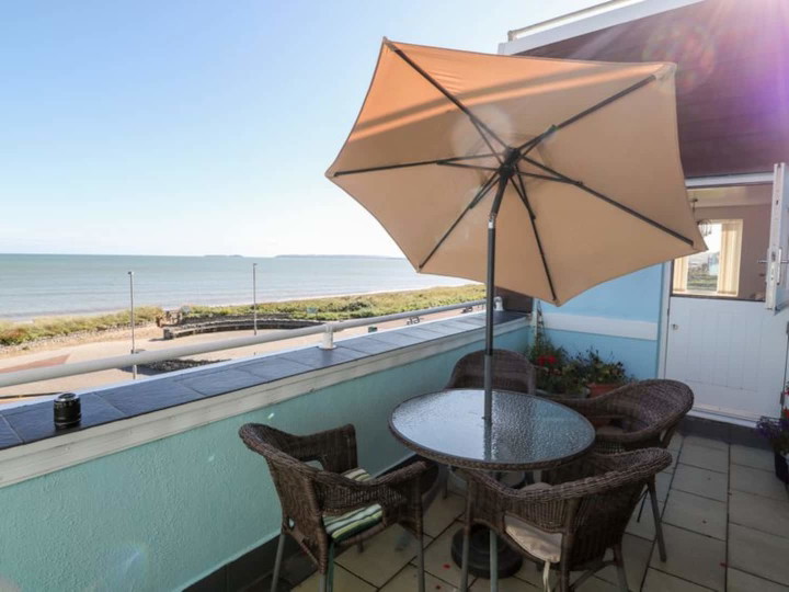 Beautiful Spacious Sea View 1 Bedroom Apartment - Pwllheli