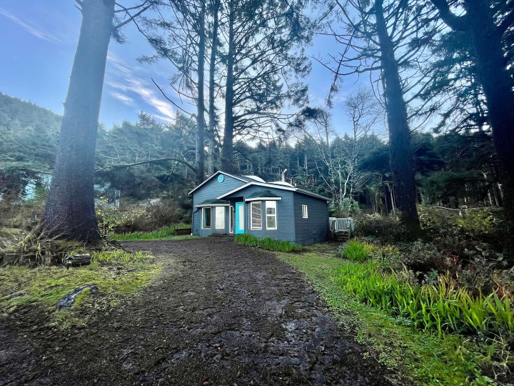 Cozy Coastal Yachats Cabin On 101 - Yachats, OR